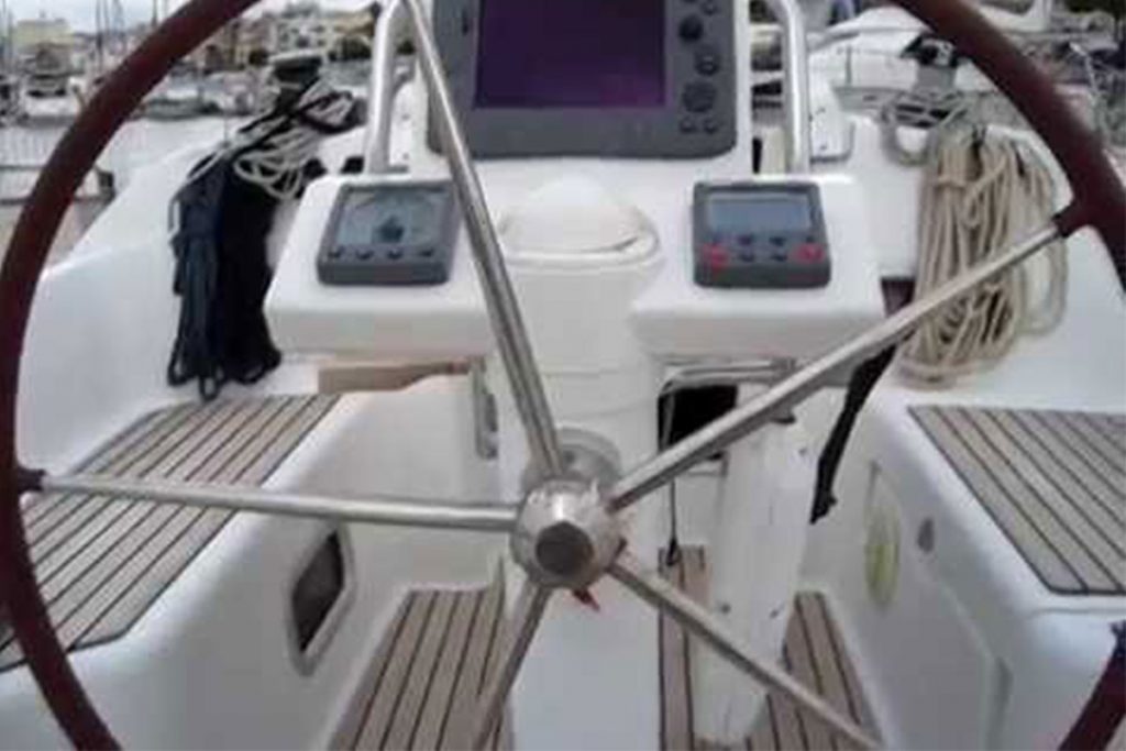 Boat Test : Oceanis 31, an elegant and spacious sailboat - Band of Boats